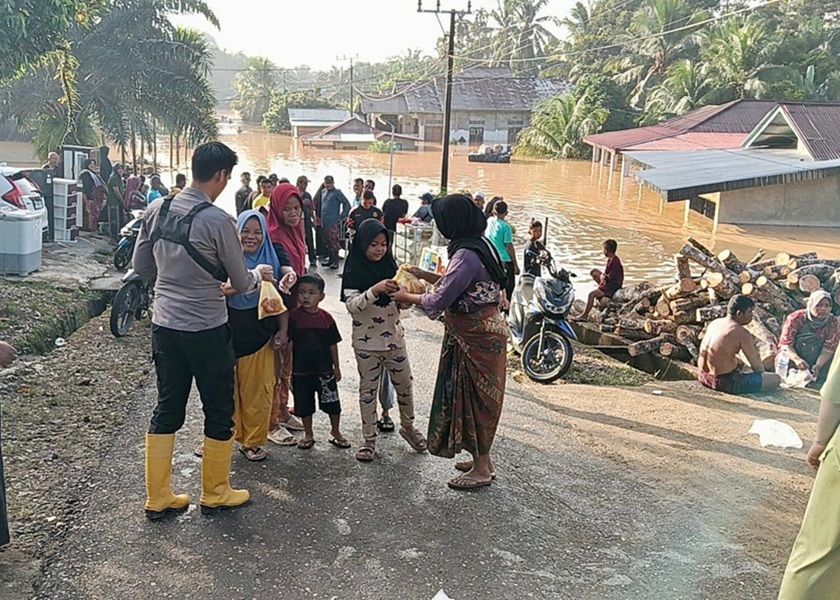 Banjir di Sarolangun Rendam 15 Desa! Polisi Turun Tangan Evakuasi Warga ...