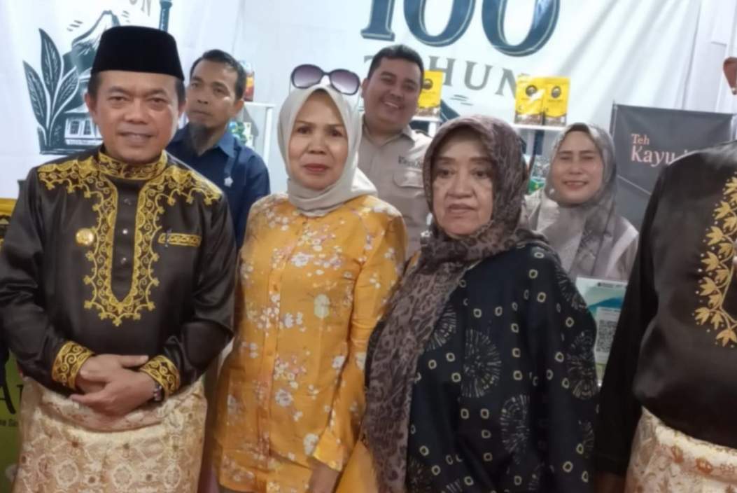 Gubernur Al Haris dan Bupati Kerinci Cicipi Teh Kayu Aro di Gerai PTPN ...