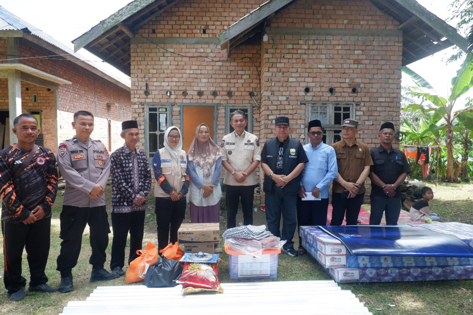 Ringankan Beban Korban Kebakaran di Sengeti, Wabup Junaidi Serahkan ...