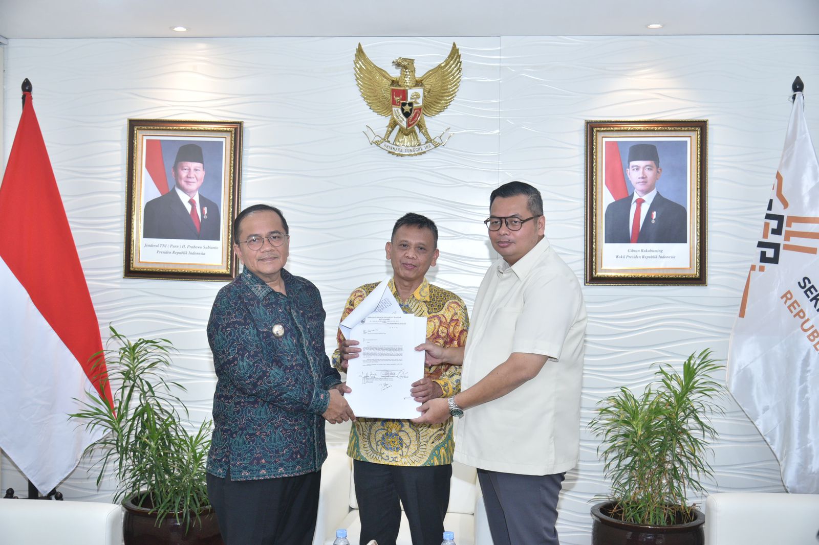 Kemas Faried Bersama Wali Kota Serahkan Surat Pencabutan Zona Merah ke ...