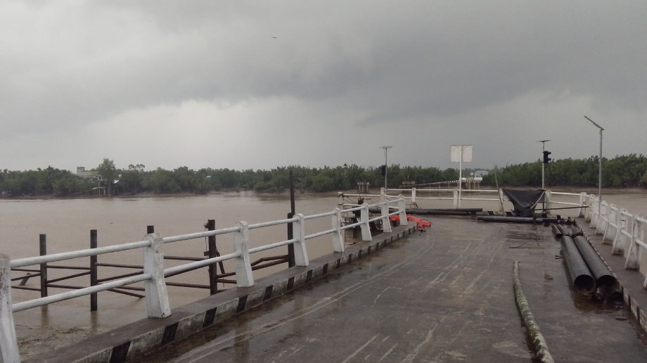 Jembatan Dermaga Sungai Limau di Tanjab Barat Ambruk! Dua Pekerja ...