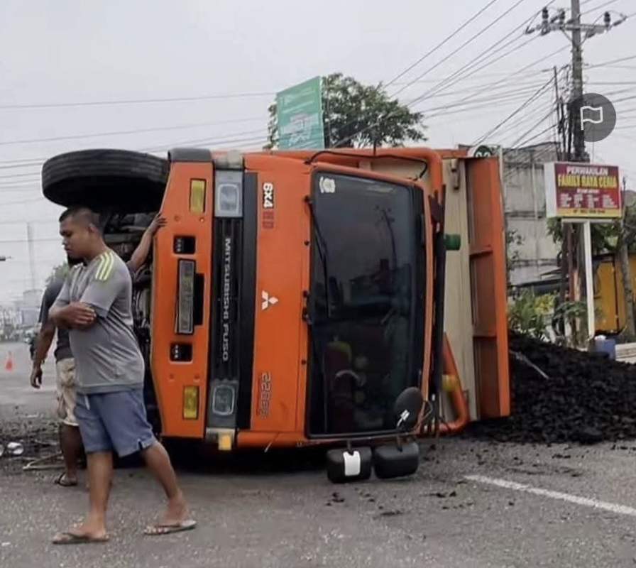 Truk Tronton Batu Bara Terguling di Simpang PU Bungo
